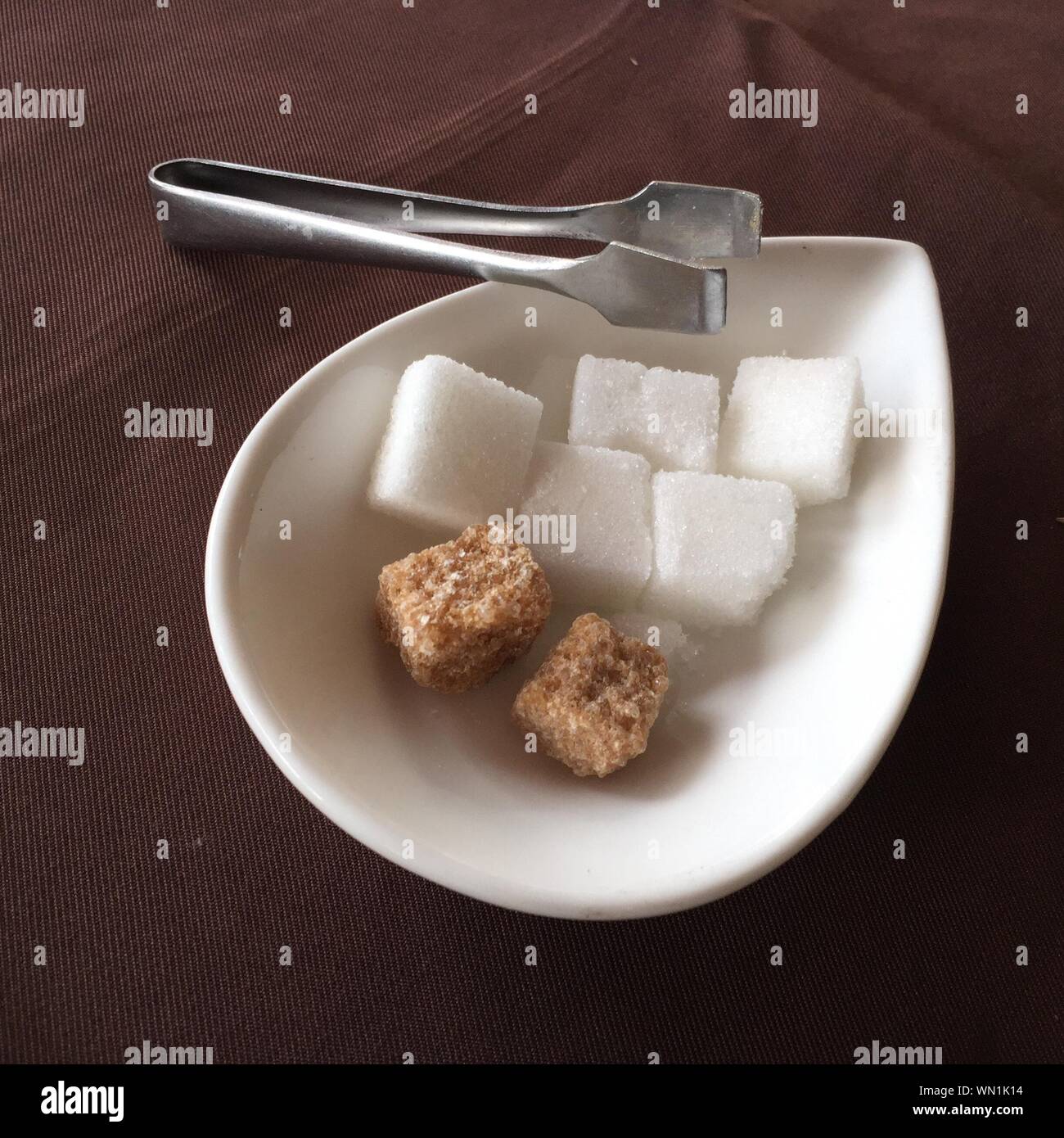Sugar cubes eat hi-res stock photography and images - Alamy
