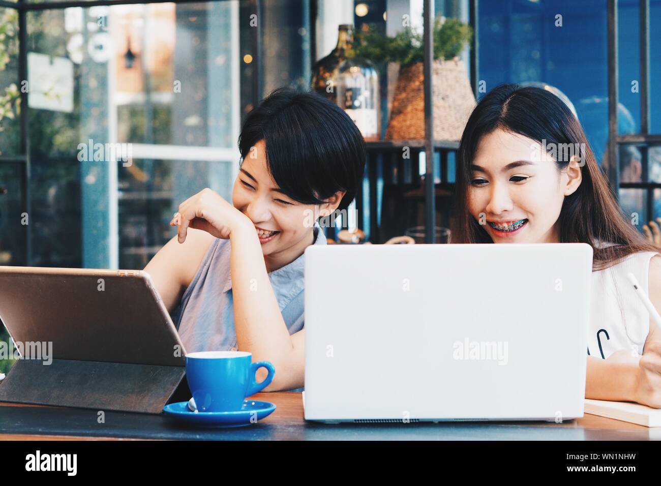 People all using devices hi-res stock photography and images - Alamy