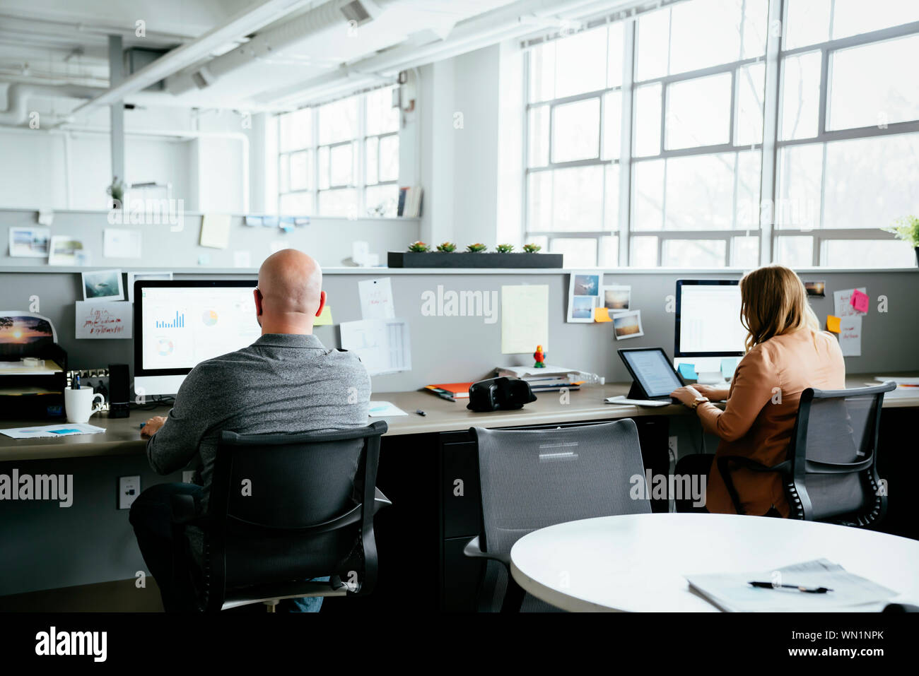 Workers in office desk computers hi-res stock photography and images ...