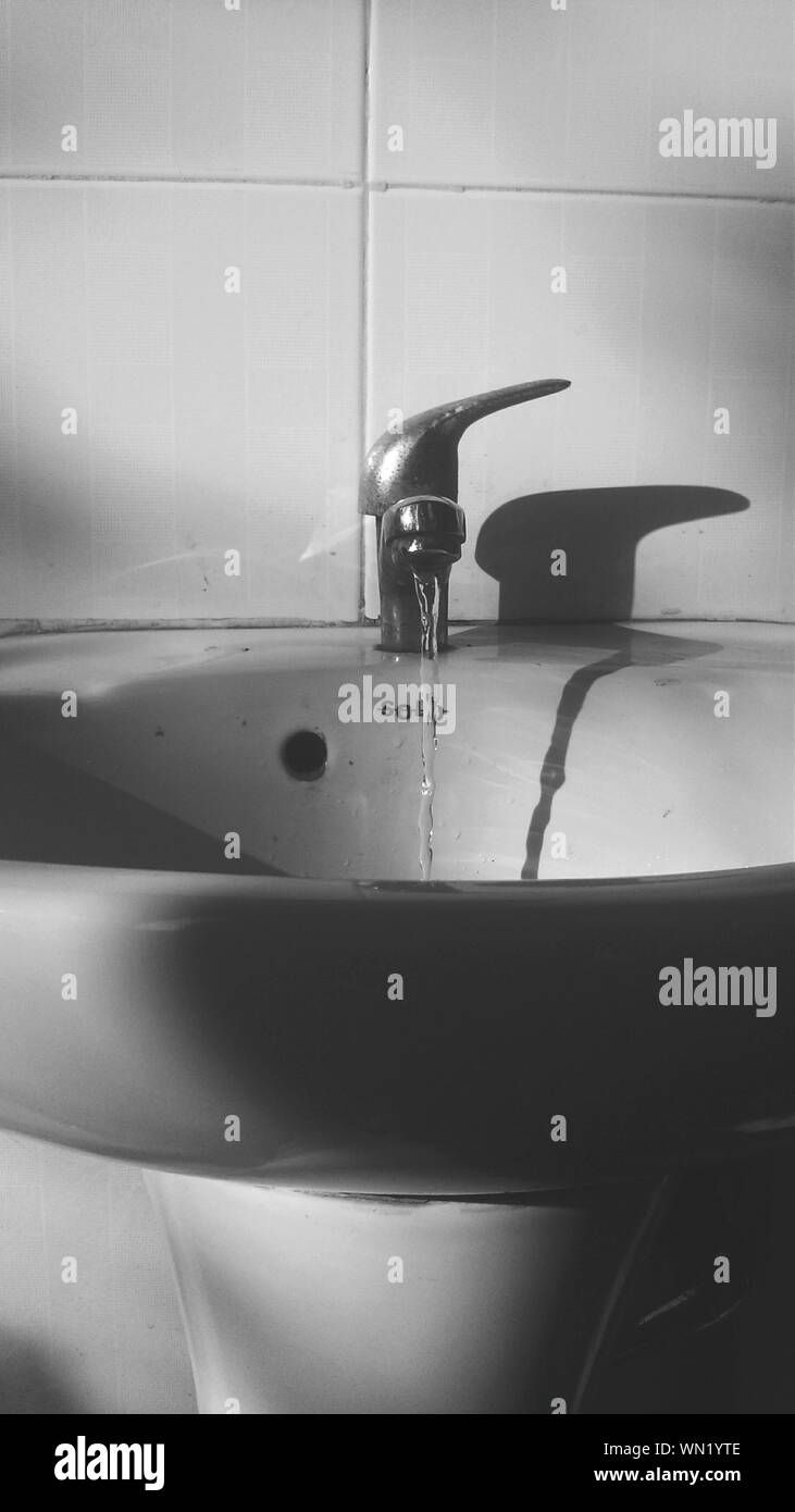 Wash in running water hi-res stock photography and images - Alamy