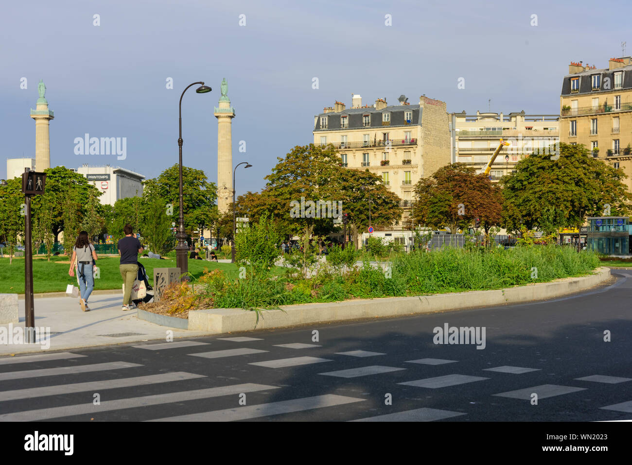 Die Place de la Nation ist ein Platz im Osten von Paris an der Grenze ...