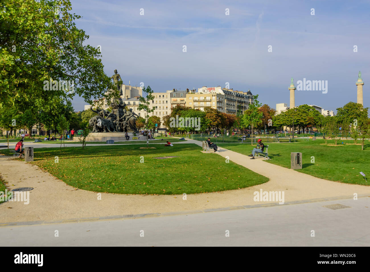 Die Place de la Nation ist ein Platz im Osten von Paris an der Grenze ...