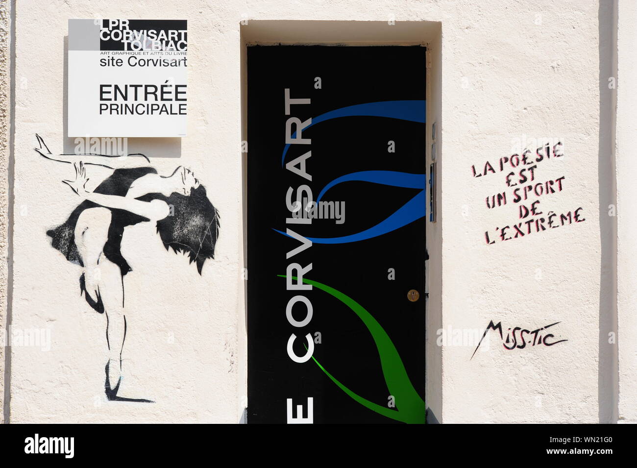 Paris, Street Art von Miss Tic auf den Wänden der Kunstakademie ...