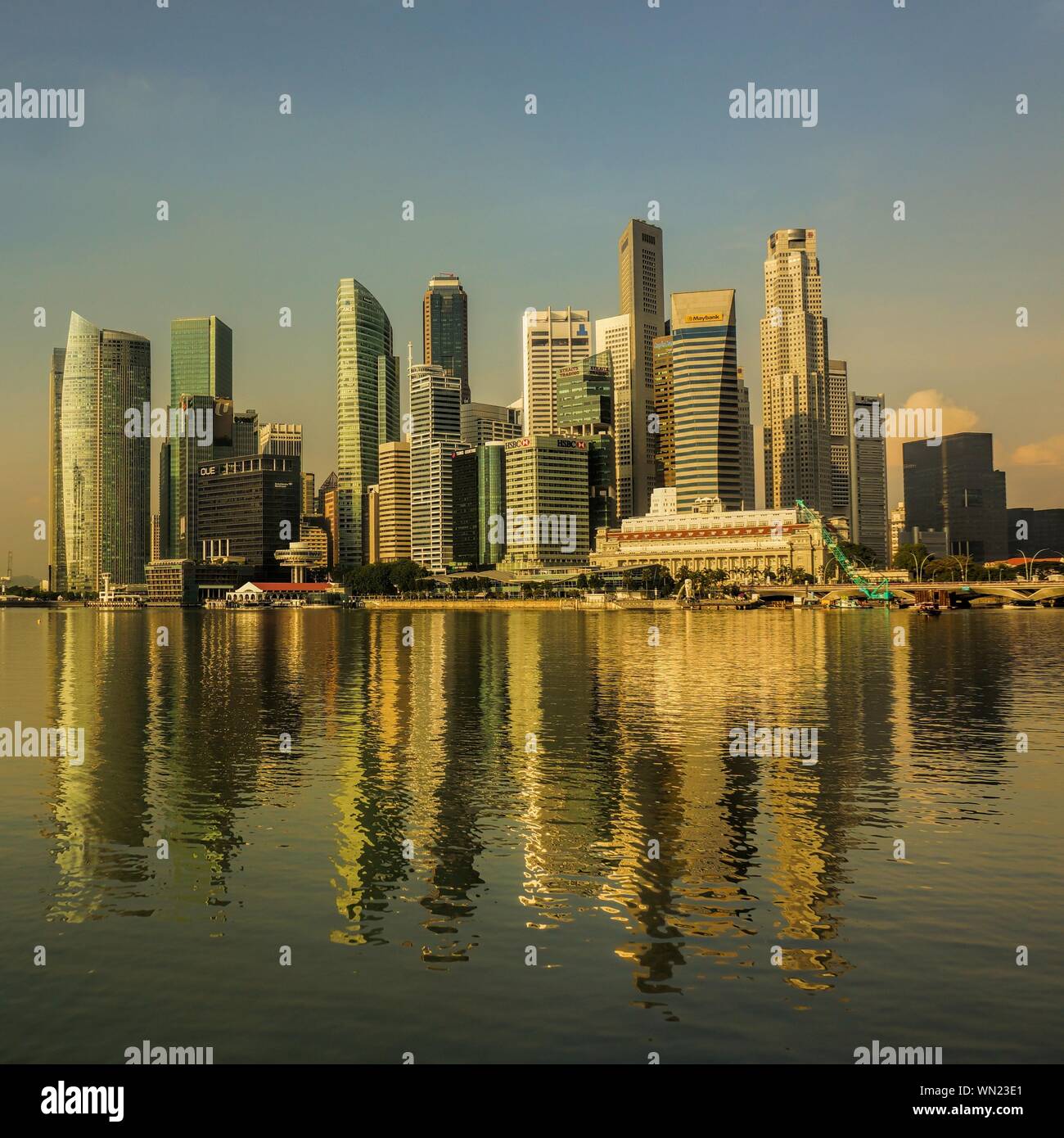 Modern skyline hi-res stock photography and images - Alamy
