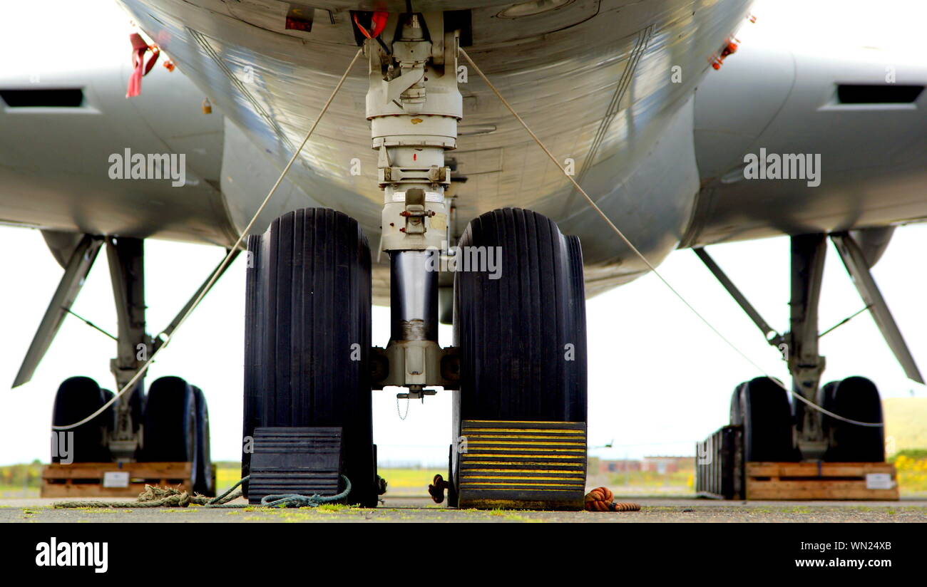 Wheel on airplane hi-res stock photography and images - Alamy