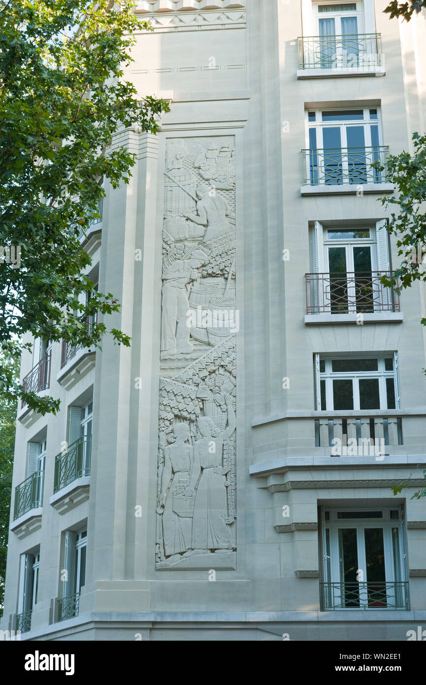 Paris, Art-deco-Relief an einem Wohnhaus Stock Photo - Alamy