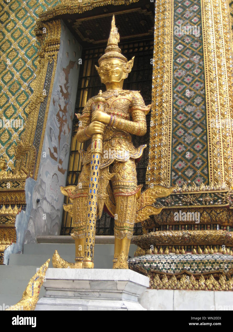 Gold temple hi-res stock photography and images - Alamy