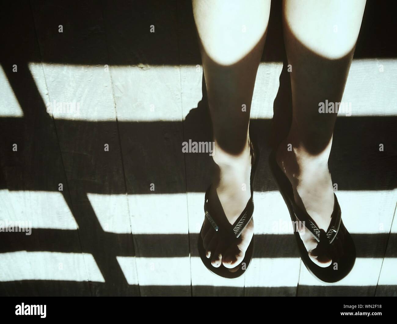 Person falling building hi-res stock photography and images - Alamy