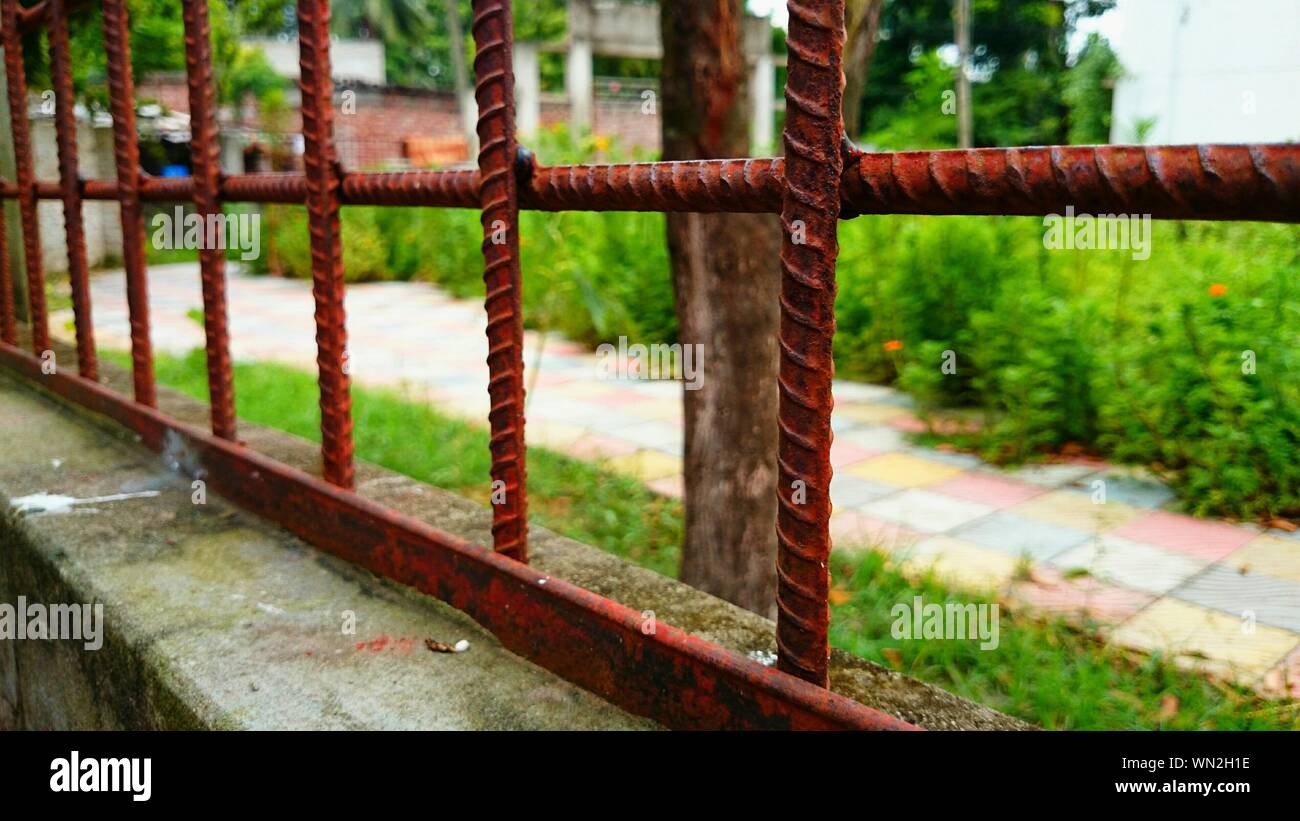 Rusty metal fence hi-res stock photography and images - Alamy