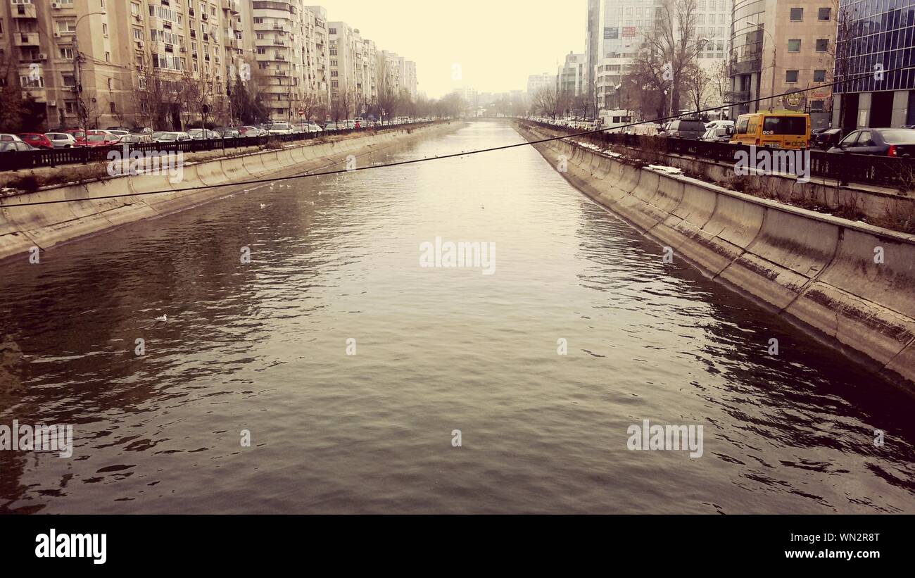 City with water canal hi-res stock photography and images - Alamy