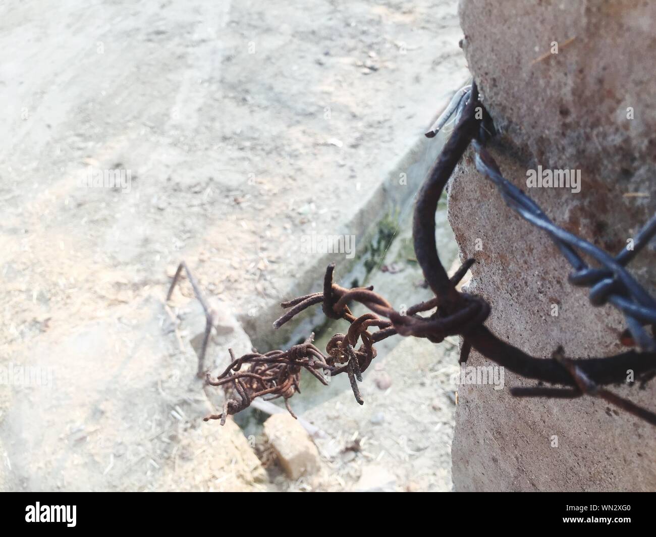 Wire attached hi-res stock photography and images - Alamy