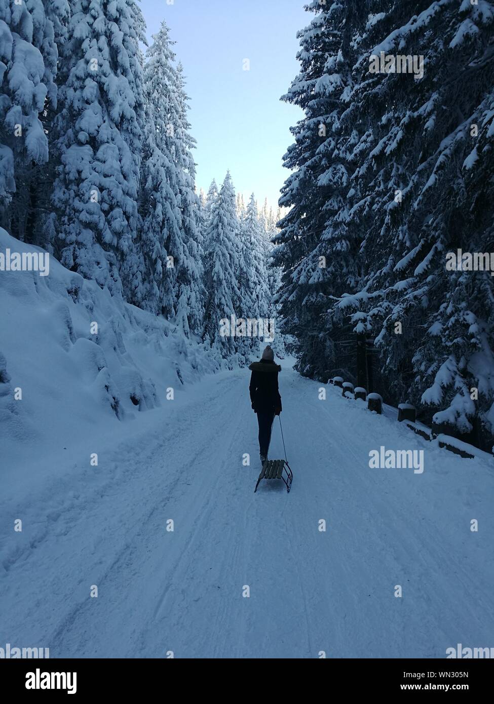 Skiing road hi-res stock photography and images - Alamy
