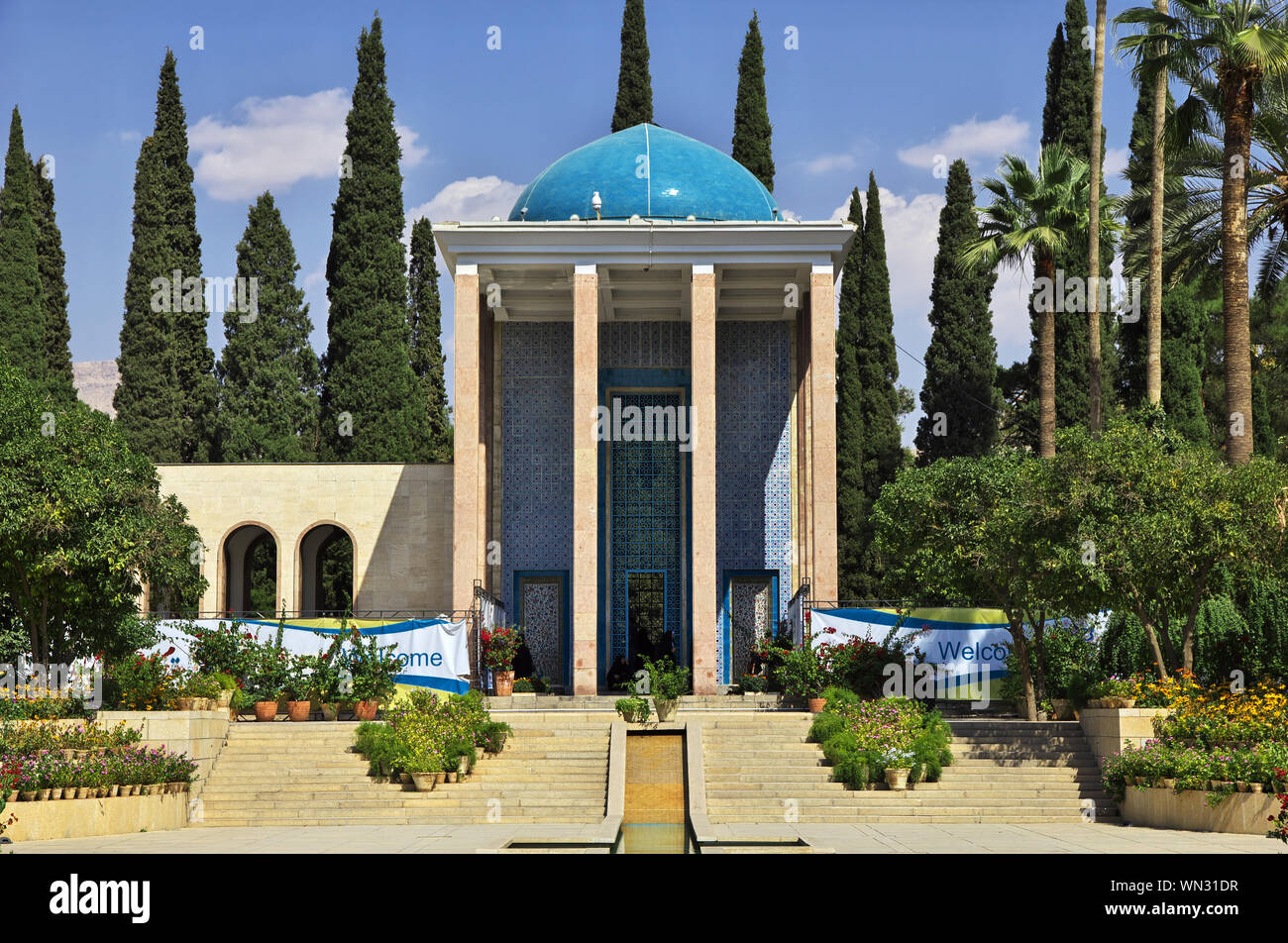 Mausoleum of the persian poet saadi in shiraz hi-res stock photography ...