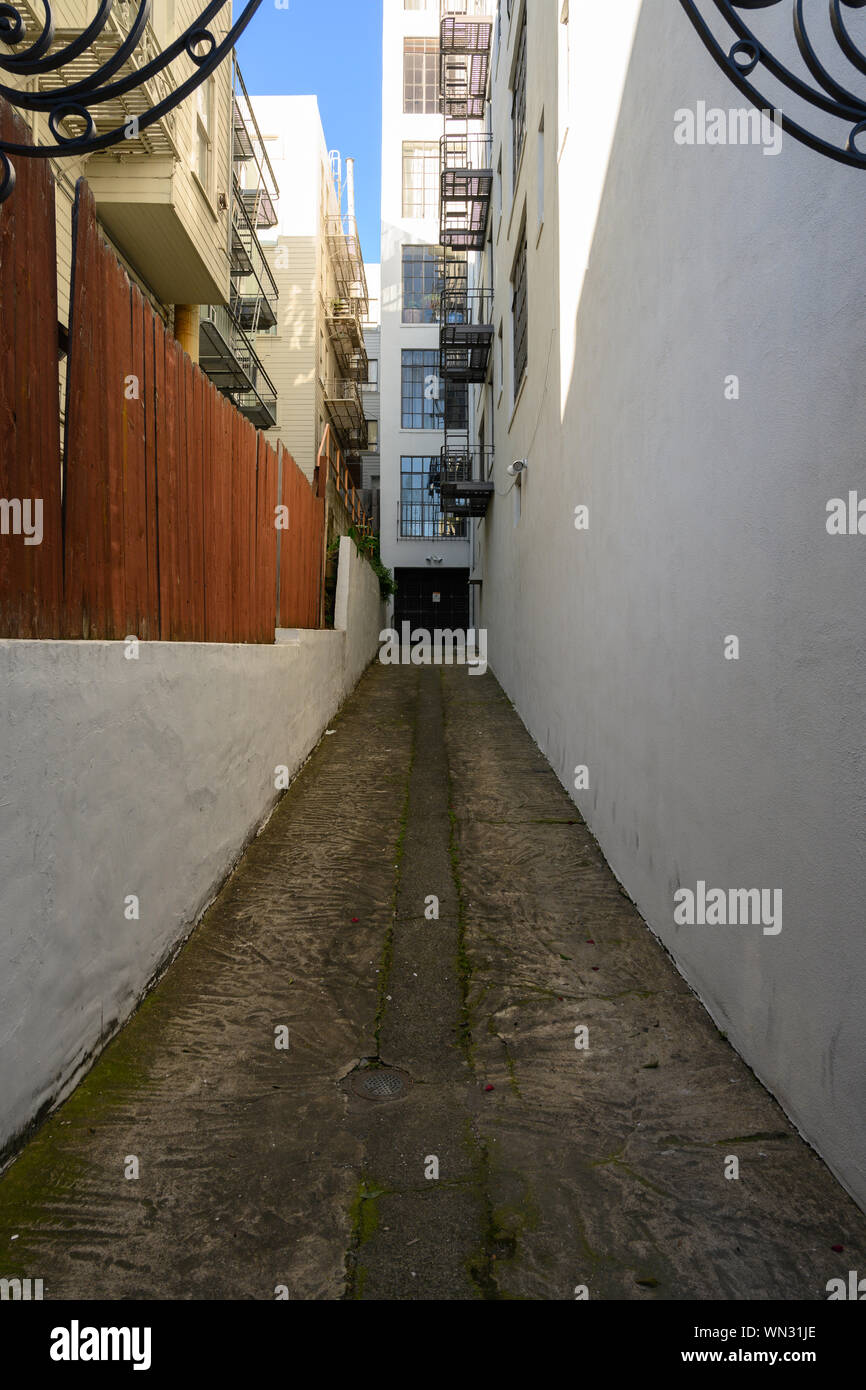 Pallets in the way hi-res stock photography and images - Alamy