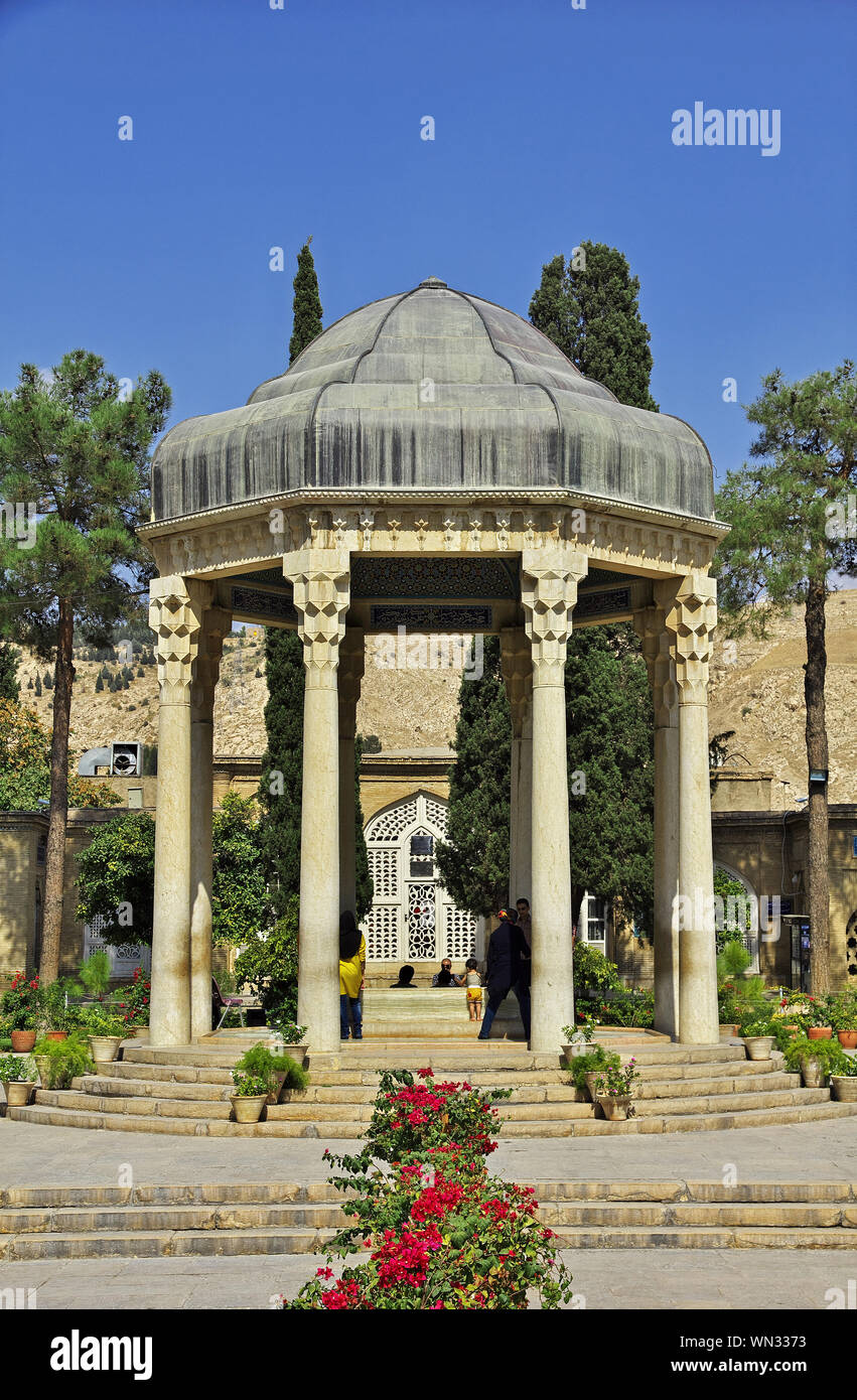 Mausoleum of the persian poet hafez in shiraz hi-res stock photography ...