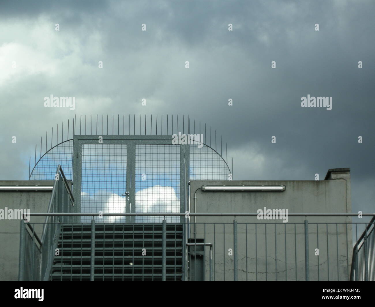 Low metal gate closed hi-res stock photography and images - Alamy