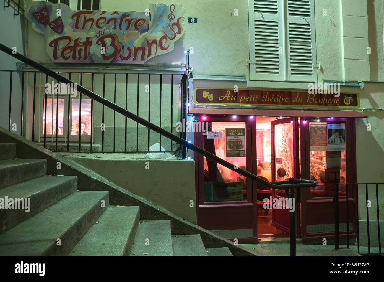 Paris, Montmartre, Au Petite Theatre du Bonheur Stock Photo - Alamy