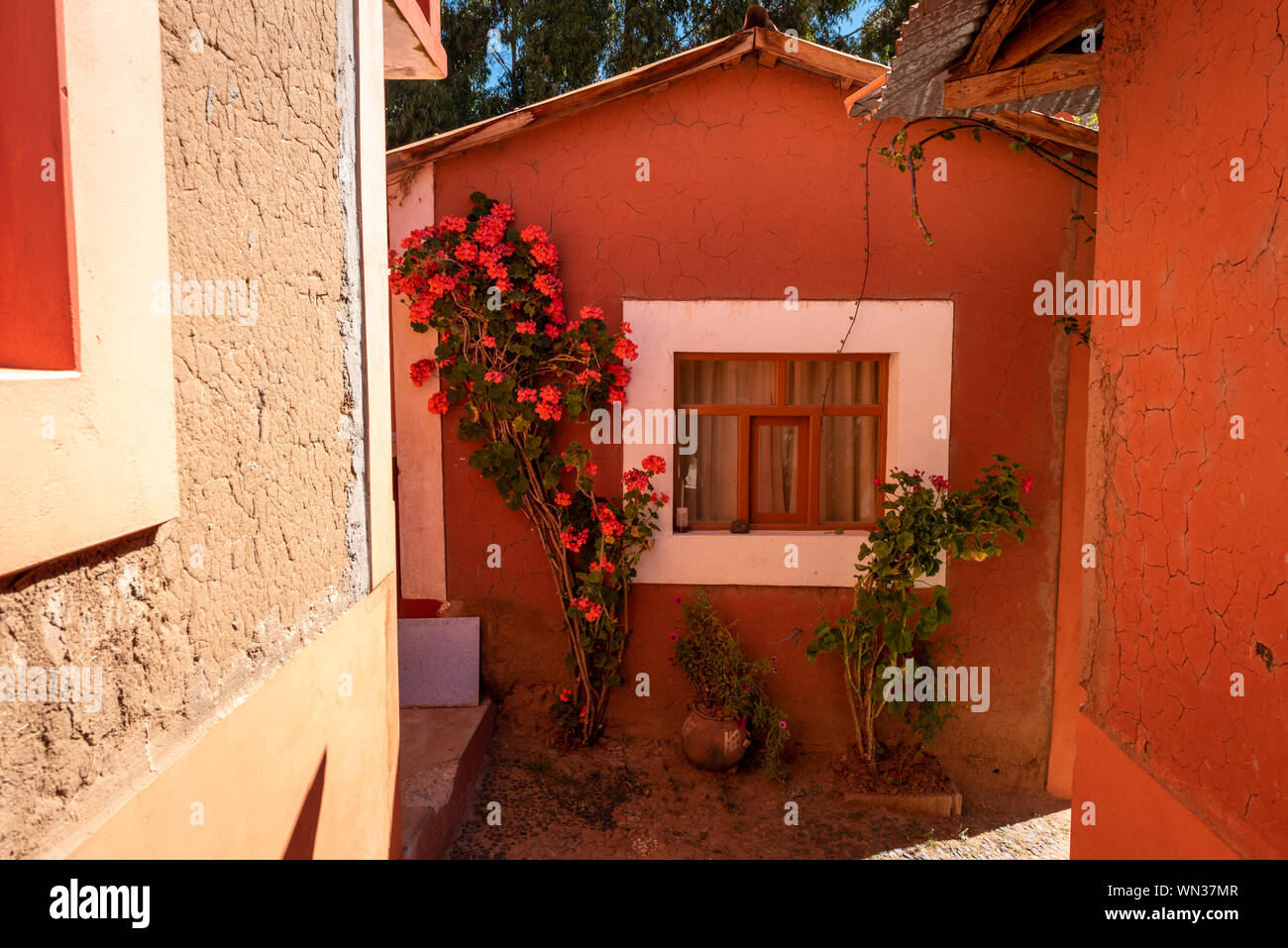 Old peruvian home house building hi-res stock photography and images ...