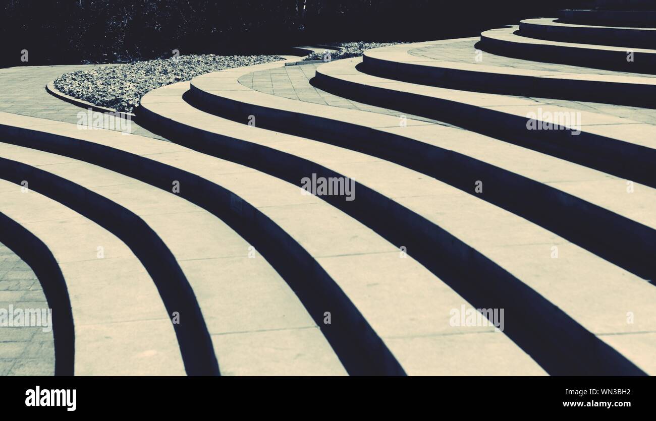 Curved garden path hi-res stock photography and images - Alamy