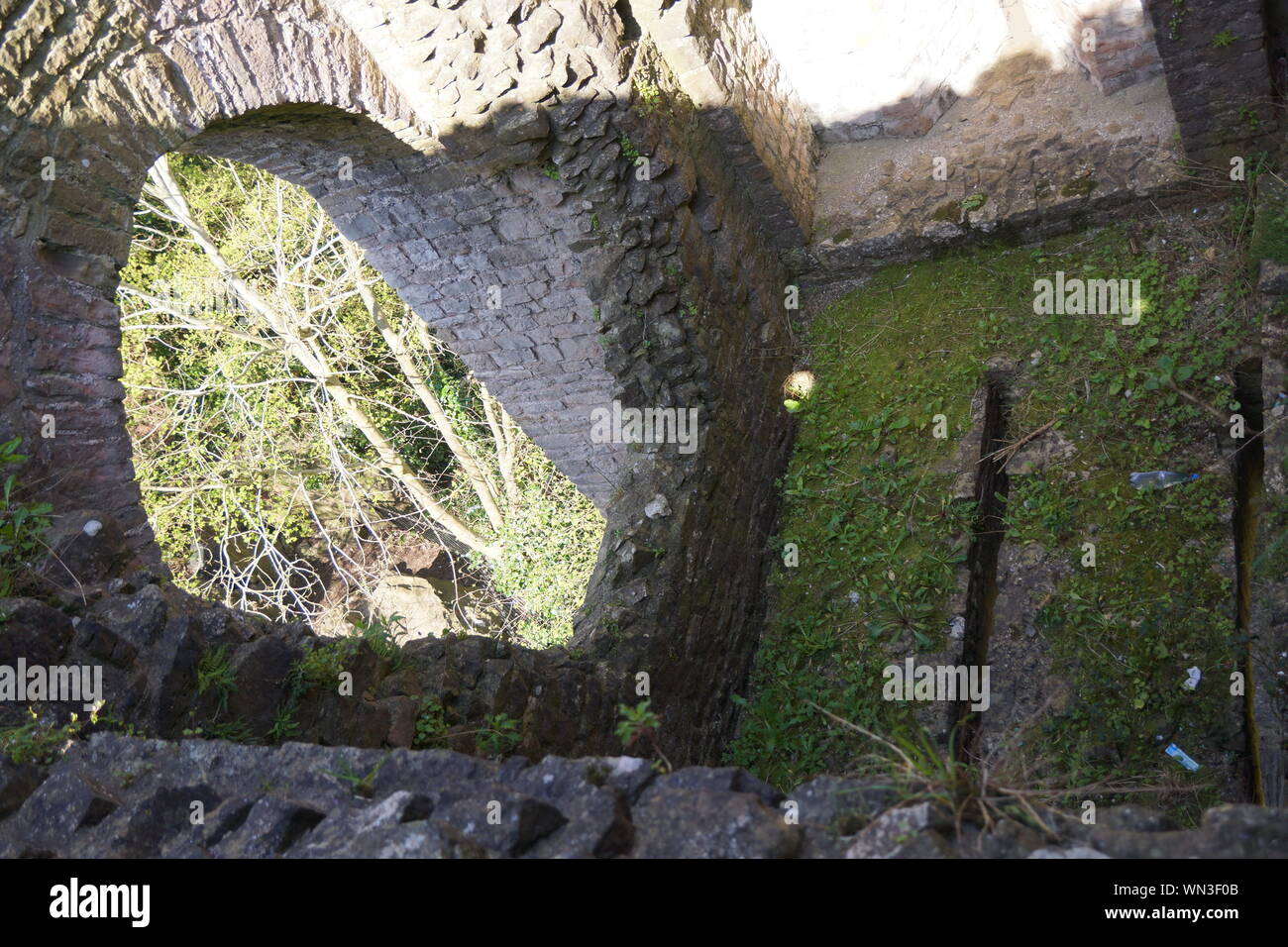 Litter heritage monument hi-res stock photography and images - Alamy
