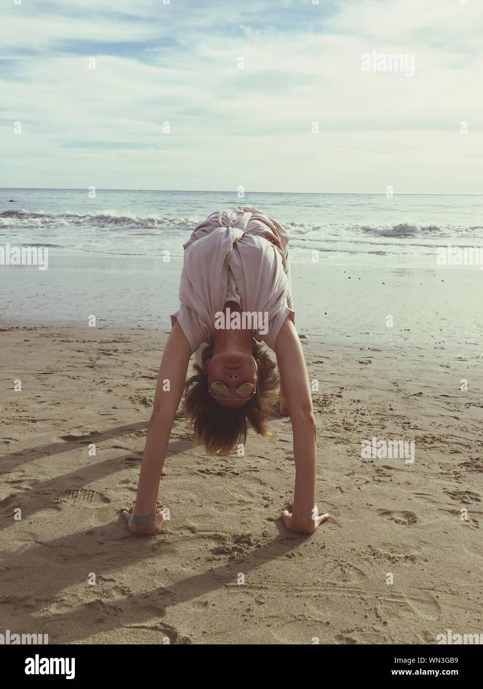 Yoga in malibu hi-res stock photography and images - Alamy