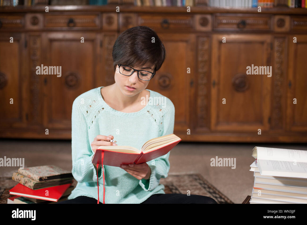 Short reading book hi-res stock photography and images - Alamy