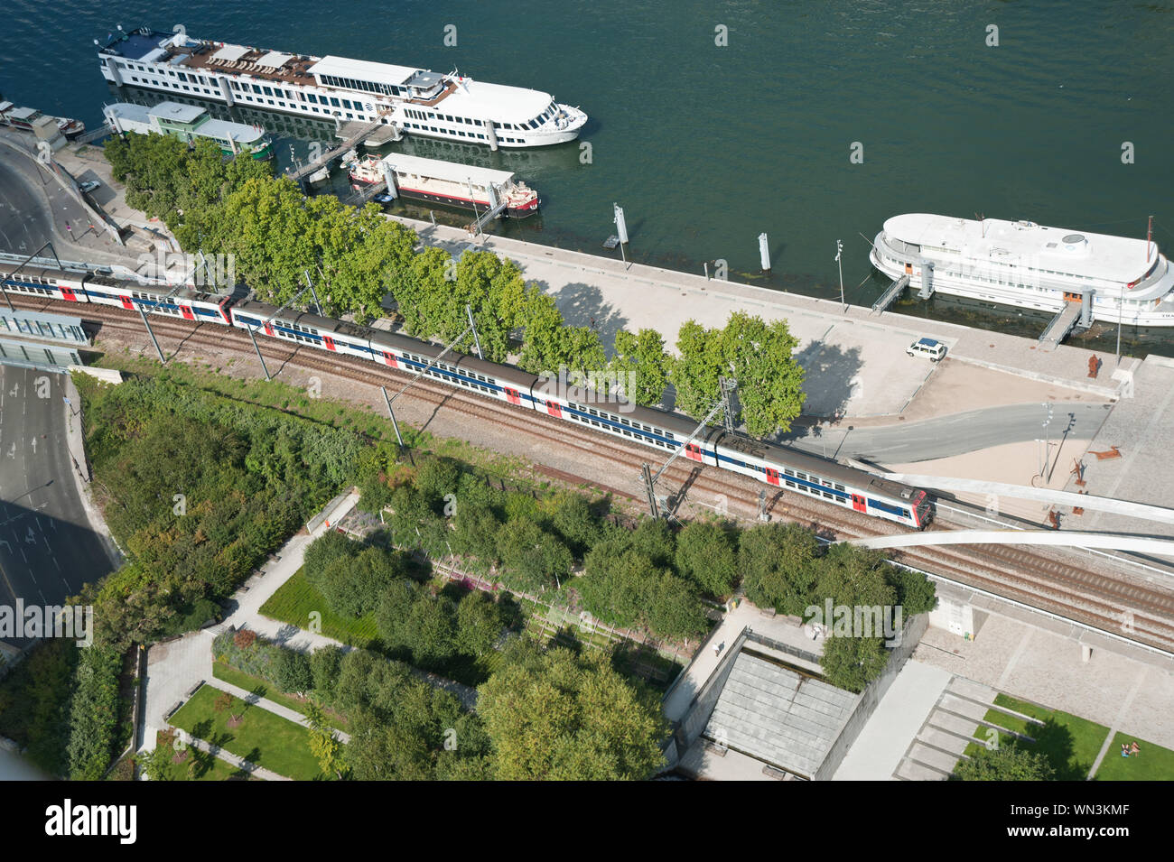 Paris, RER (S-Bahn) an der Seine - Paris, Commuter Train along River ...