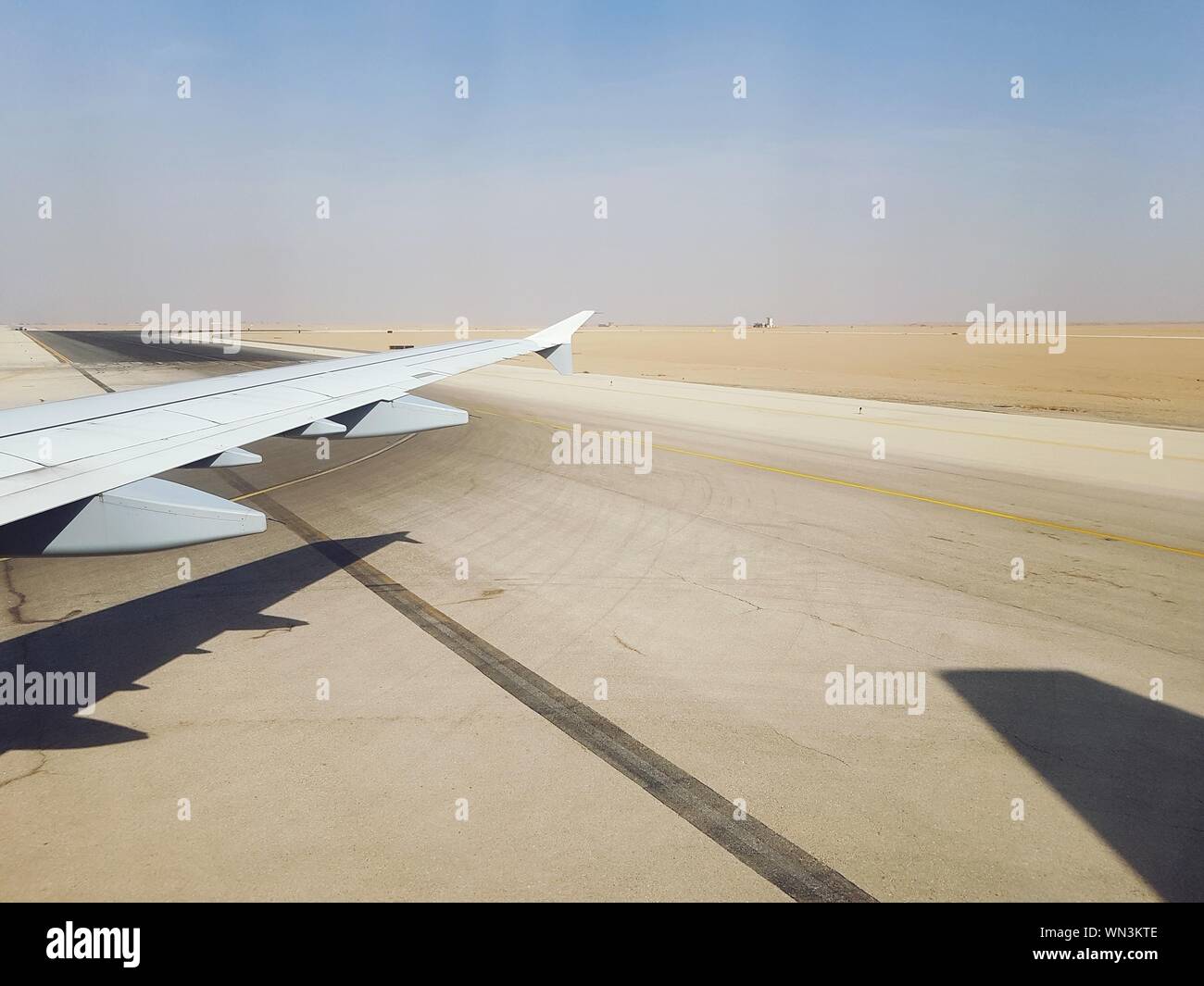 Desert airport runway hi-res stock photography and images - Alamy