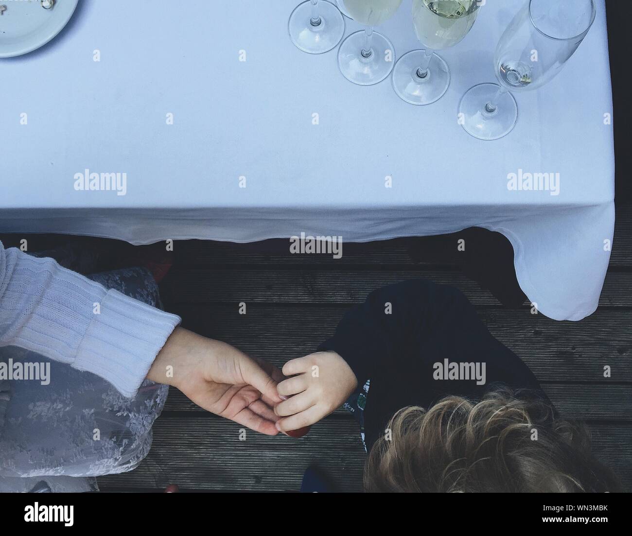 Hands holding cloth hi-res stock photography and images - Alamy
