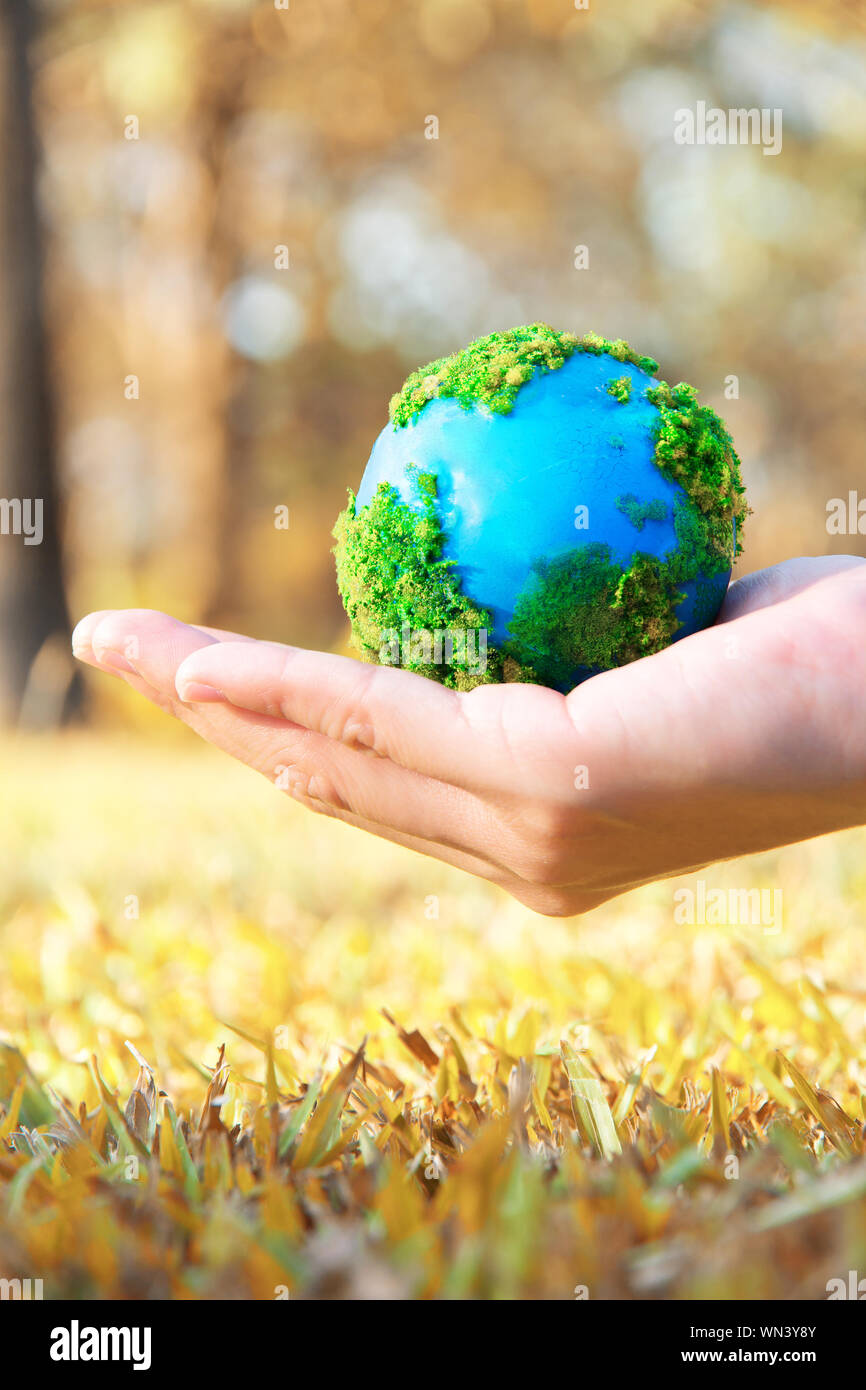 Hand holding planet earth hi-res stock photography and images - Alamy