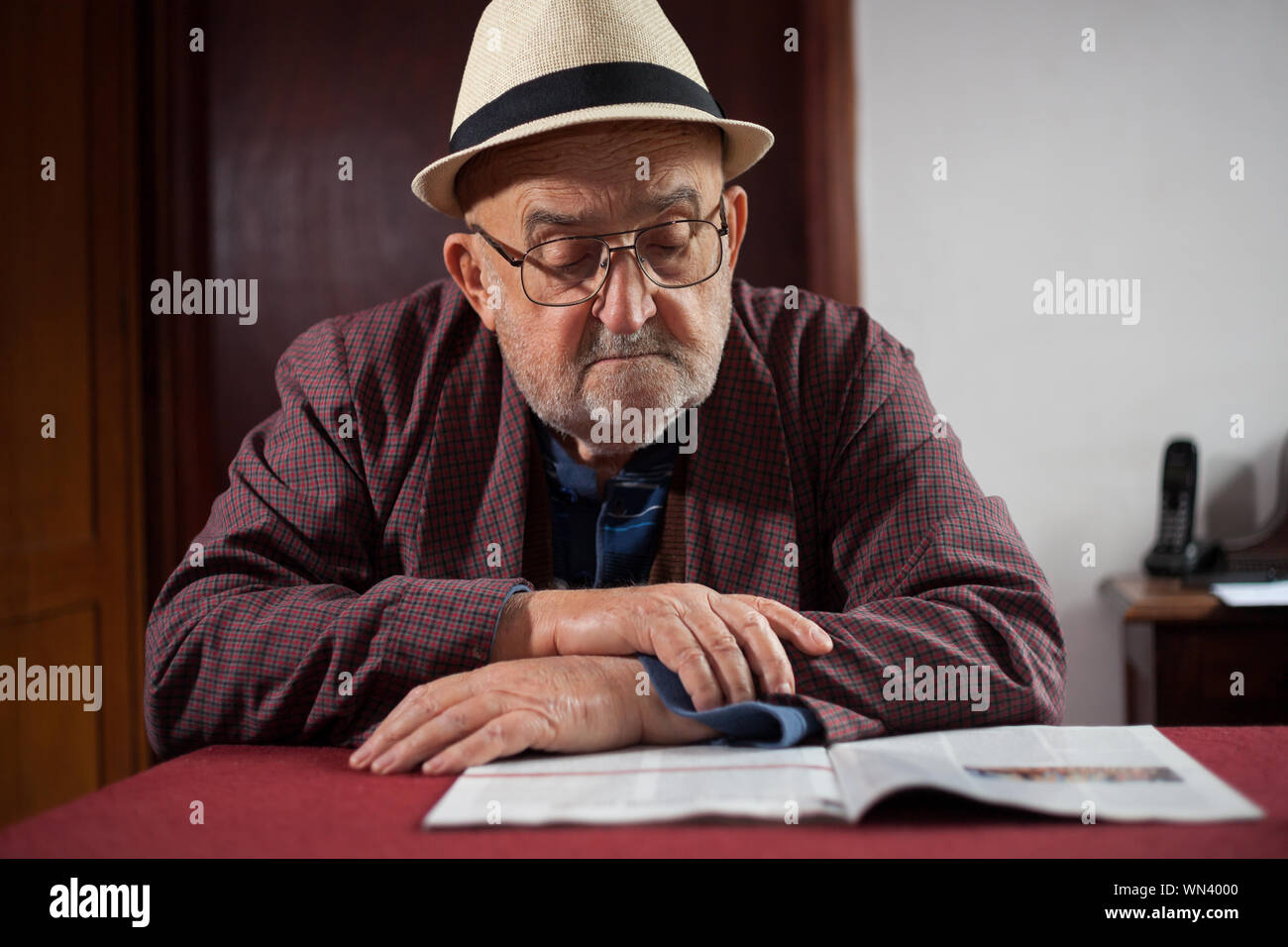Reading table hi-res stock photography and images - Alamy