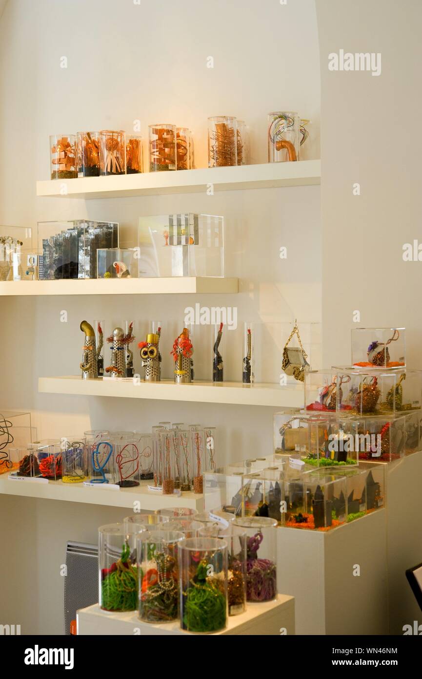 Paris, Gallerie 'Used but Useful', Kunst aus Recyclingmaterial - Paris ...