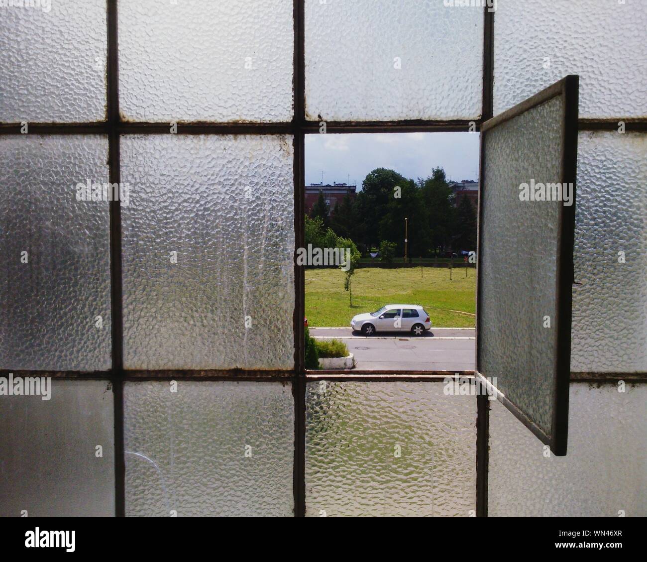 Car window open hi-res stock photography and images - Alamy