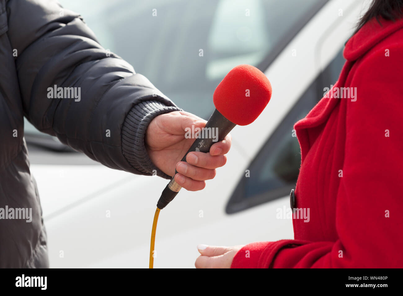Reporter Microphone Stock Photos & Reporter Microphone Stock Images - Alamy