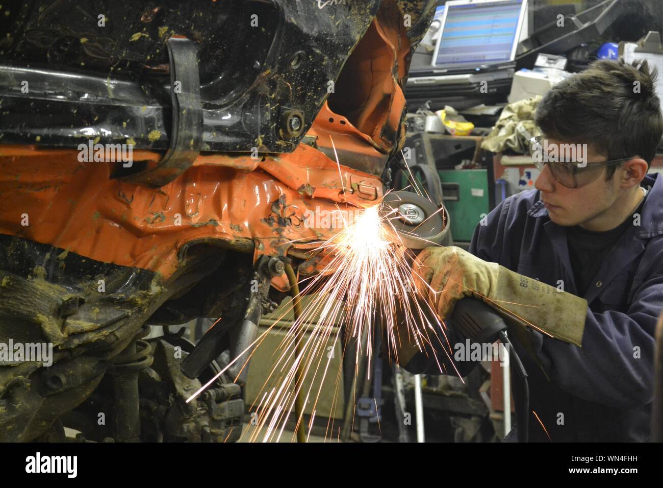 Welding car hi-res stock photography and images - Alamy