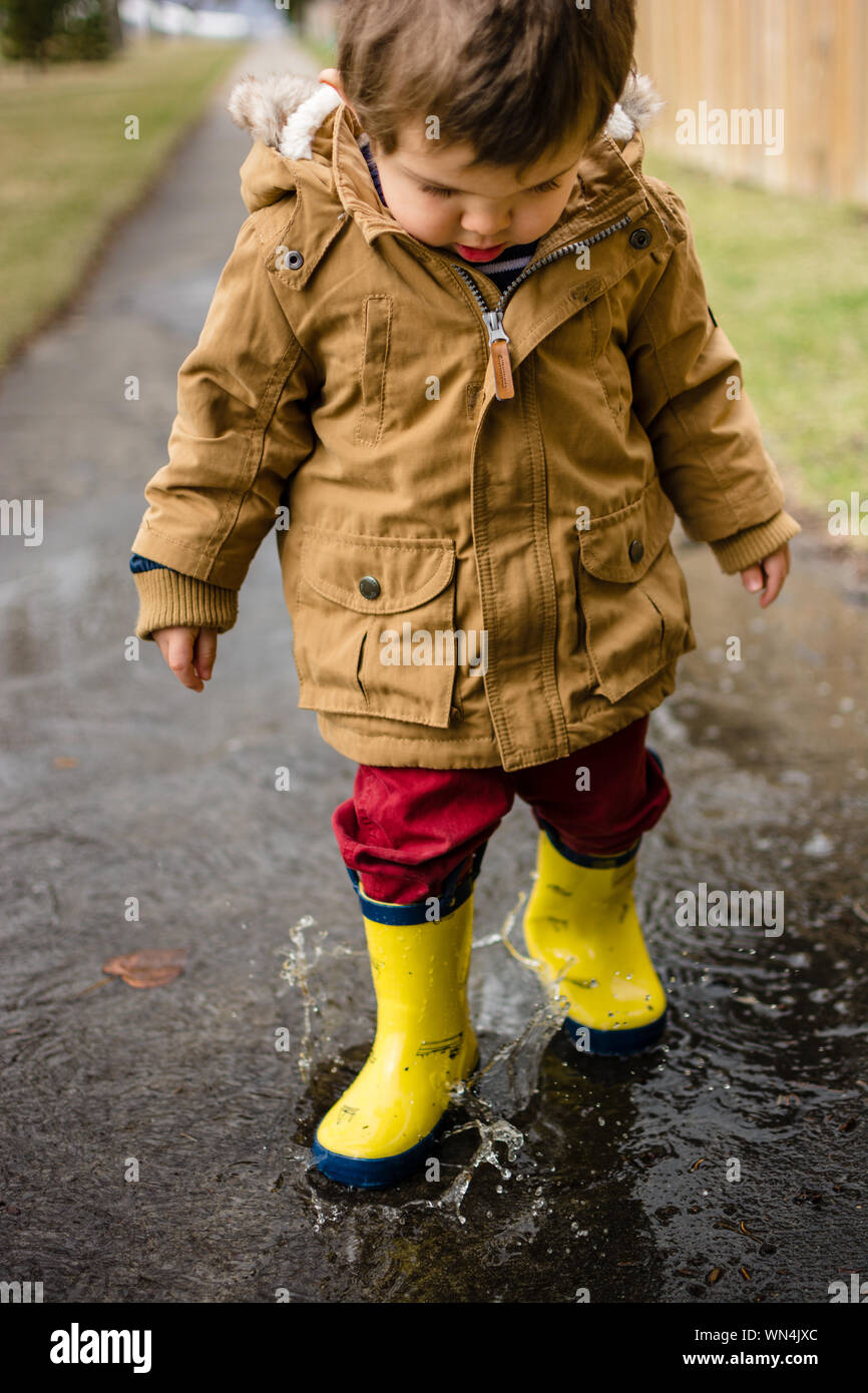 Splashing puddle looking down hi-res stock photography and images - Alamy