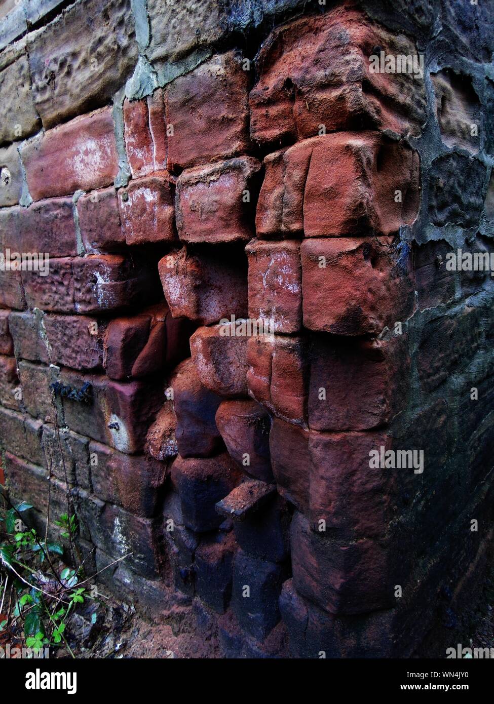 Building red brick wall hi-res stock photography and images - Alamy