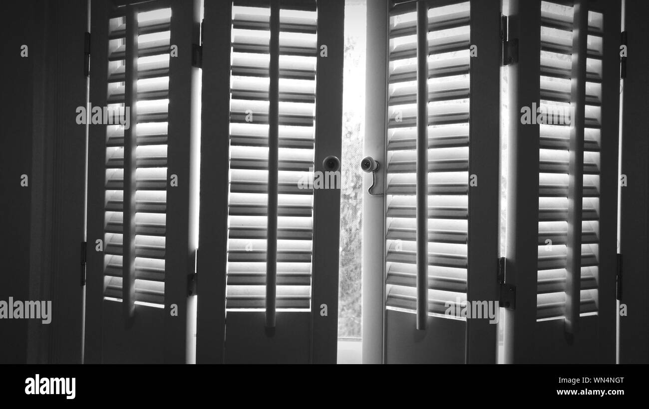 Open door house entrance hi-res stock photography and images - Alamy