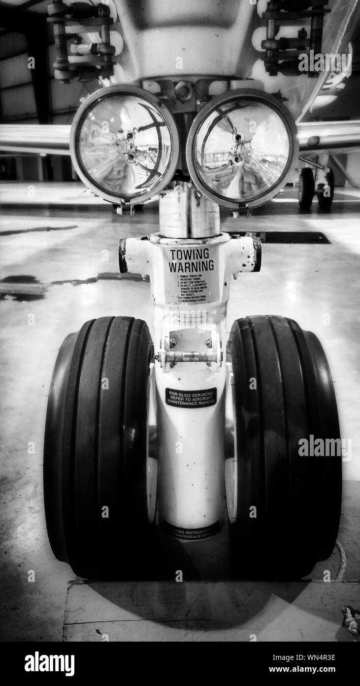 Airplane wheels hi-res stock photography and images - Alamy