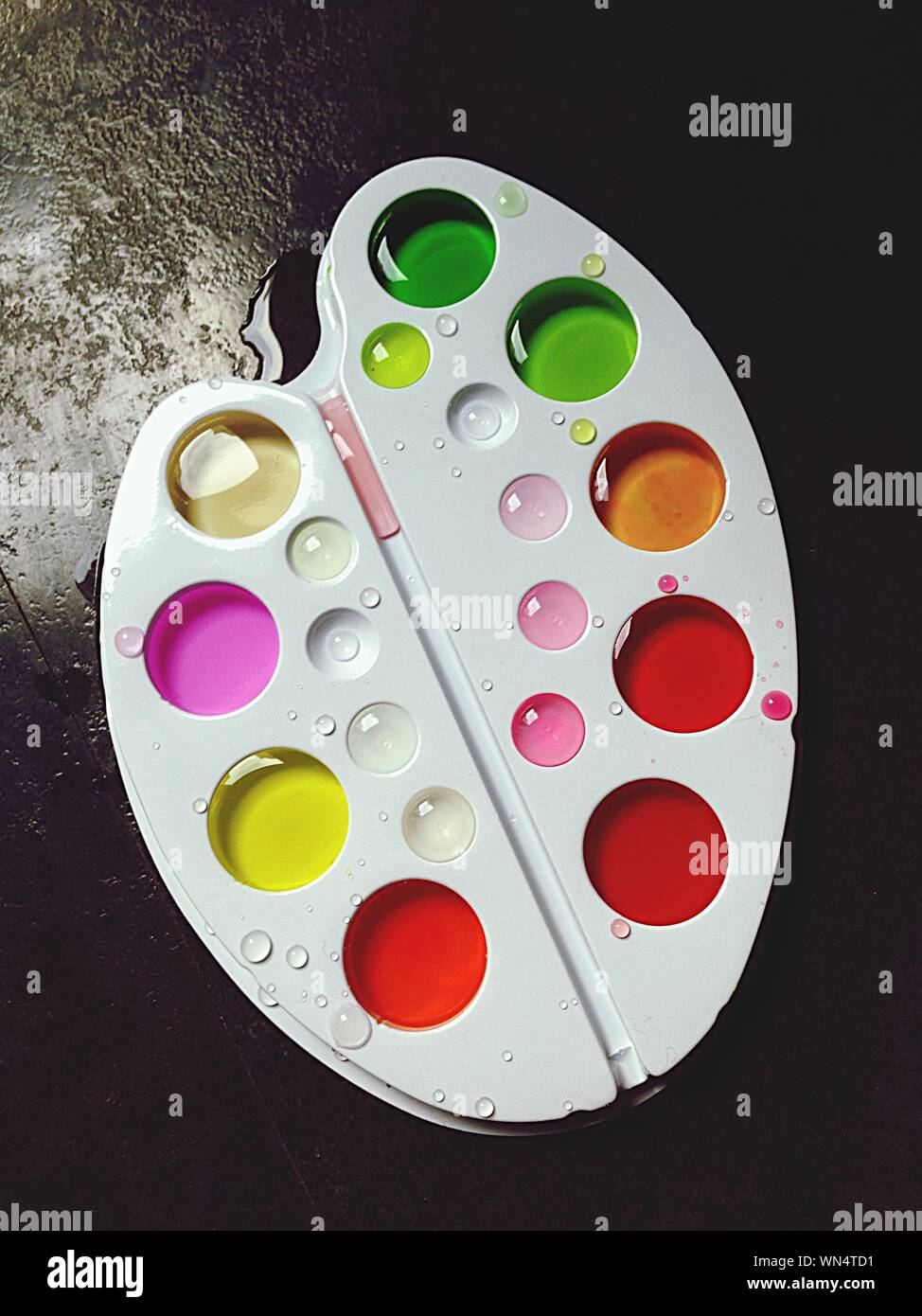 Water paint palette hi-res stock photography and images - Alamy