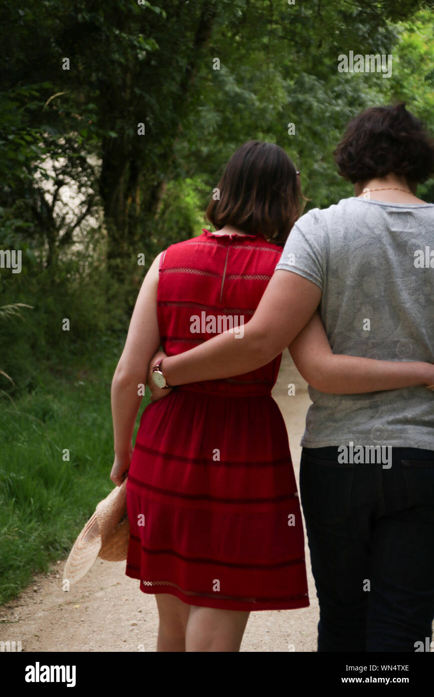 Couple park walking rear view hi-res stock photography and images - Alamy