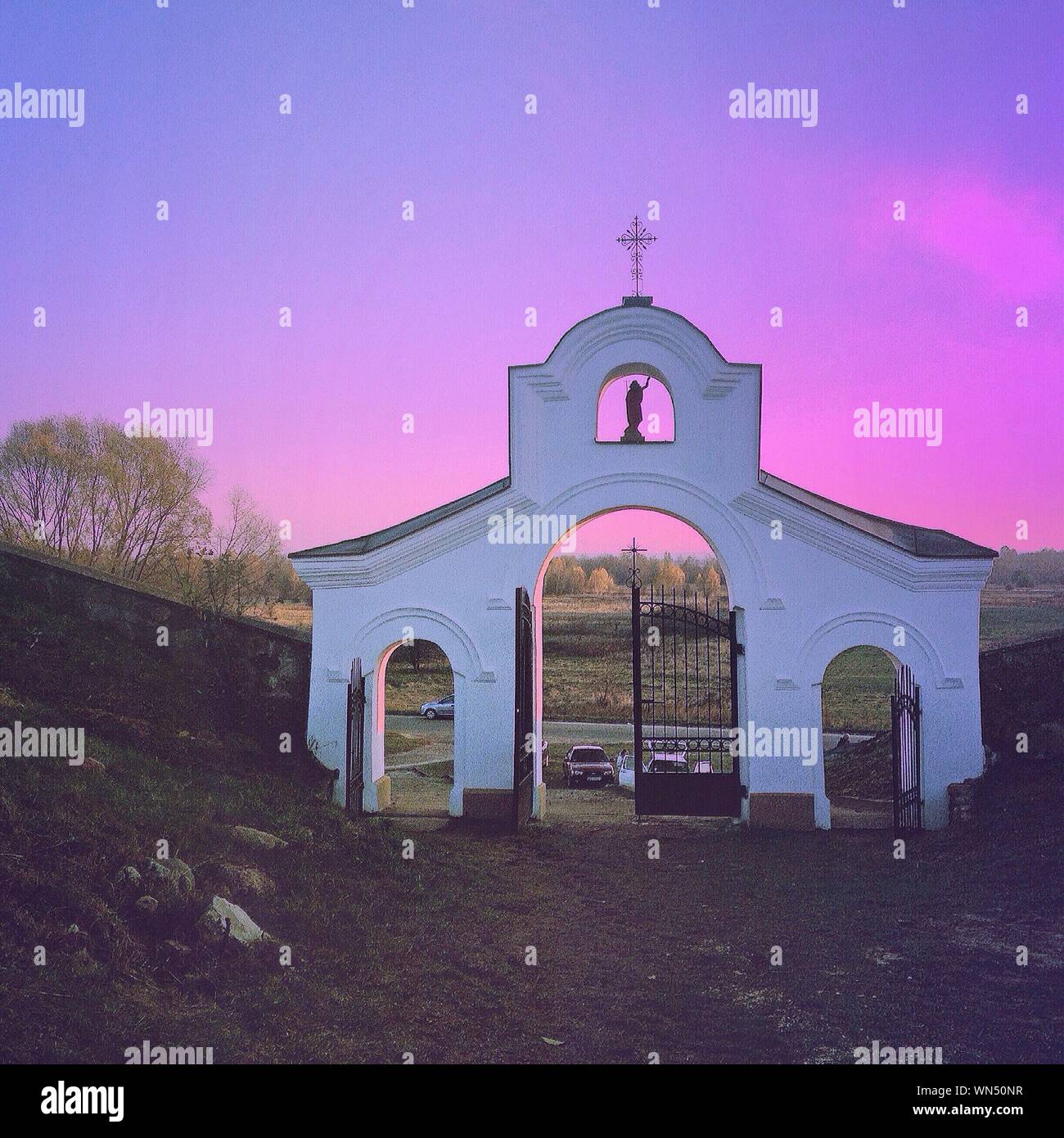 Open entrance gate hi-res stock photography and images - Alamy