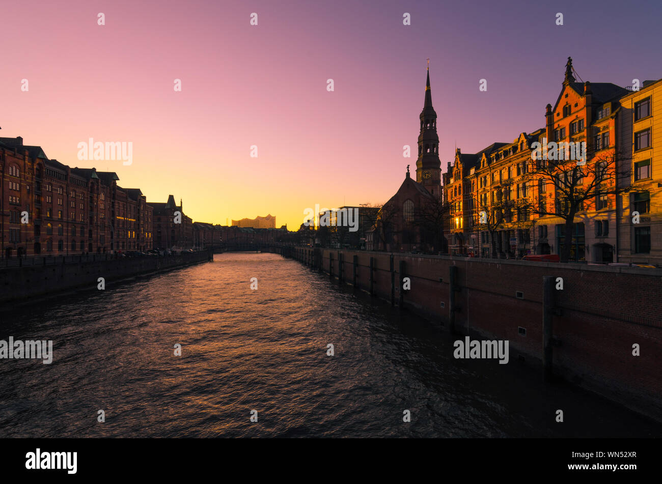 Hamburg waterfront skyline hi-res stock photography and images - Alamy