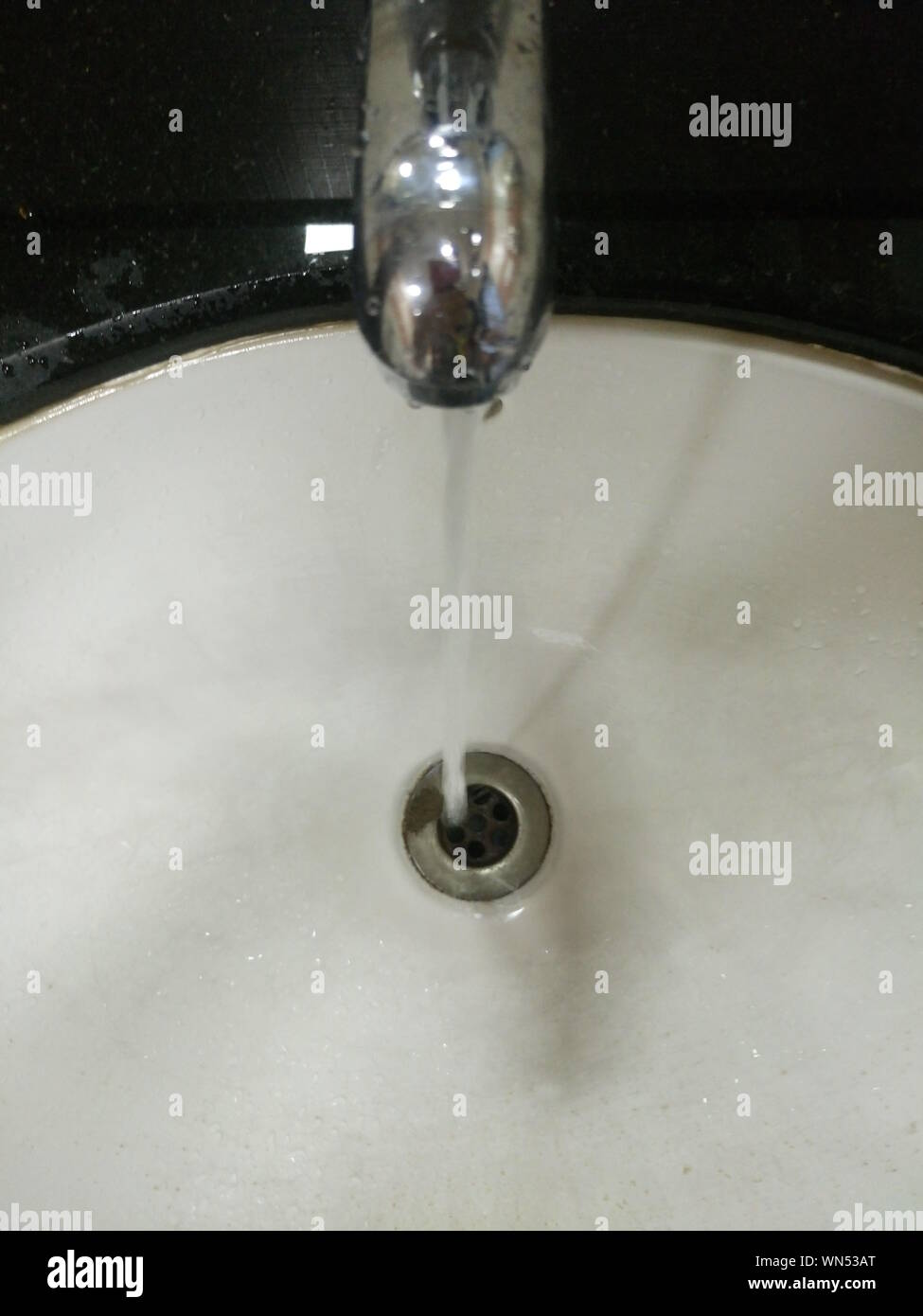 White sink running water hi-res stock photography and images - Alamy