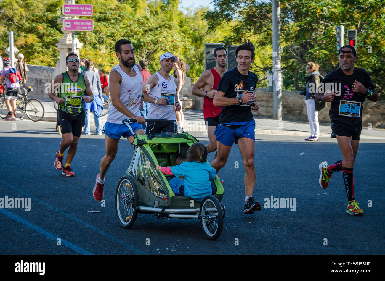 Delivery runners hi-res stock photography and images - Alamy
