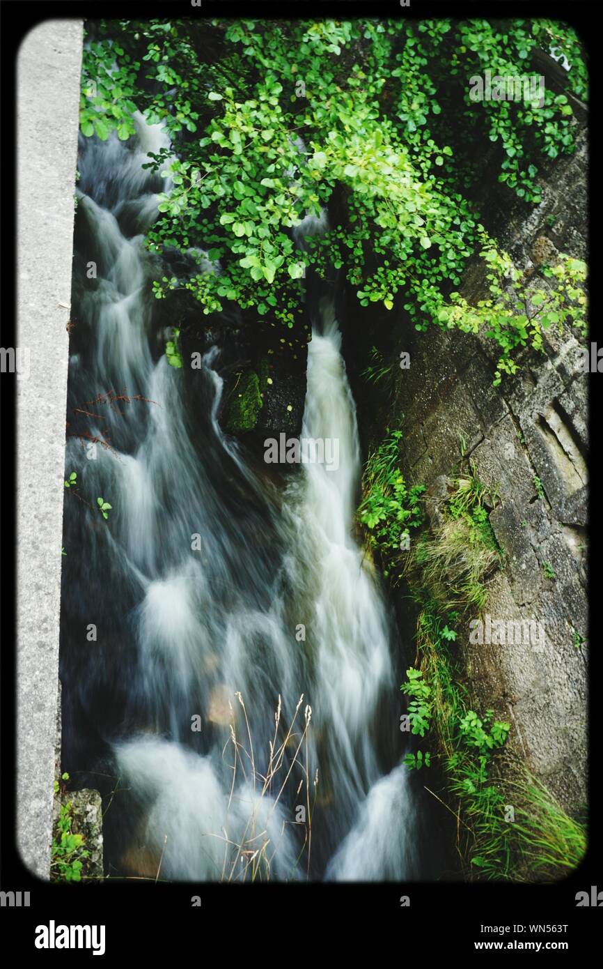 Water moving over rocks hi-res stock photography and images - Alamy