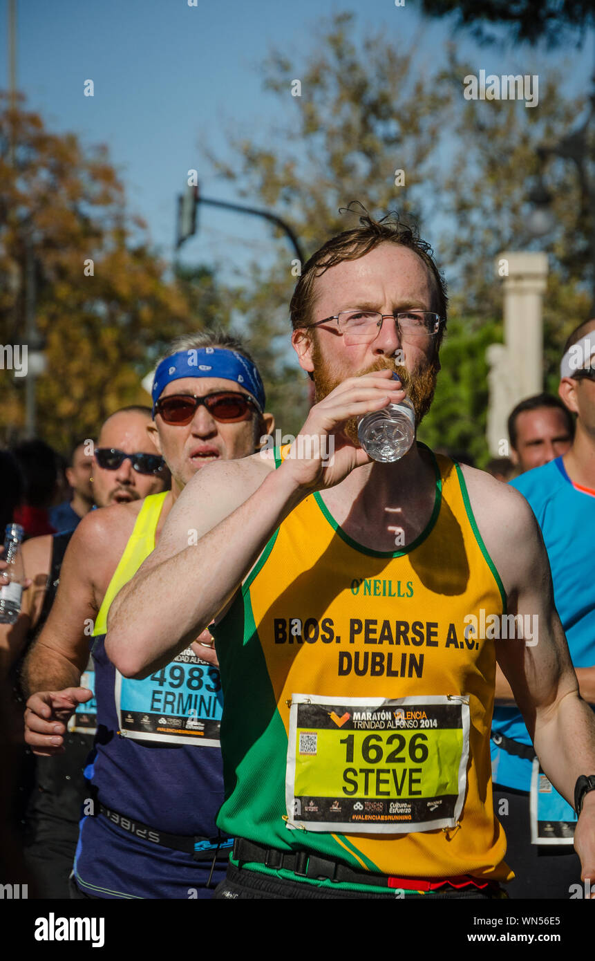 Running drinking marathon hi-res stock photography and images - Alamy