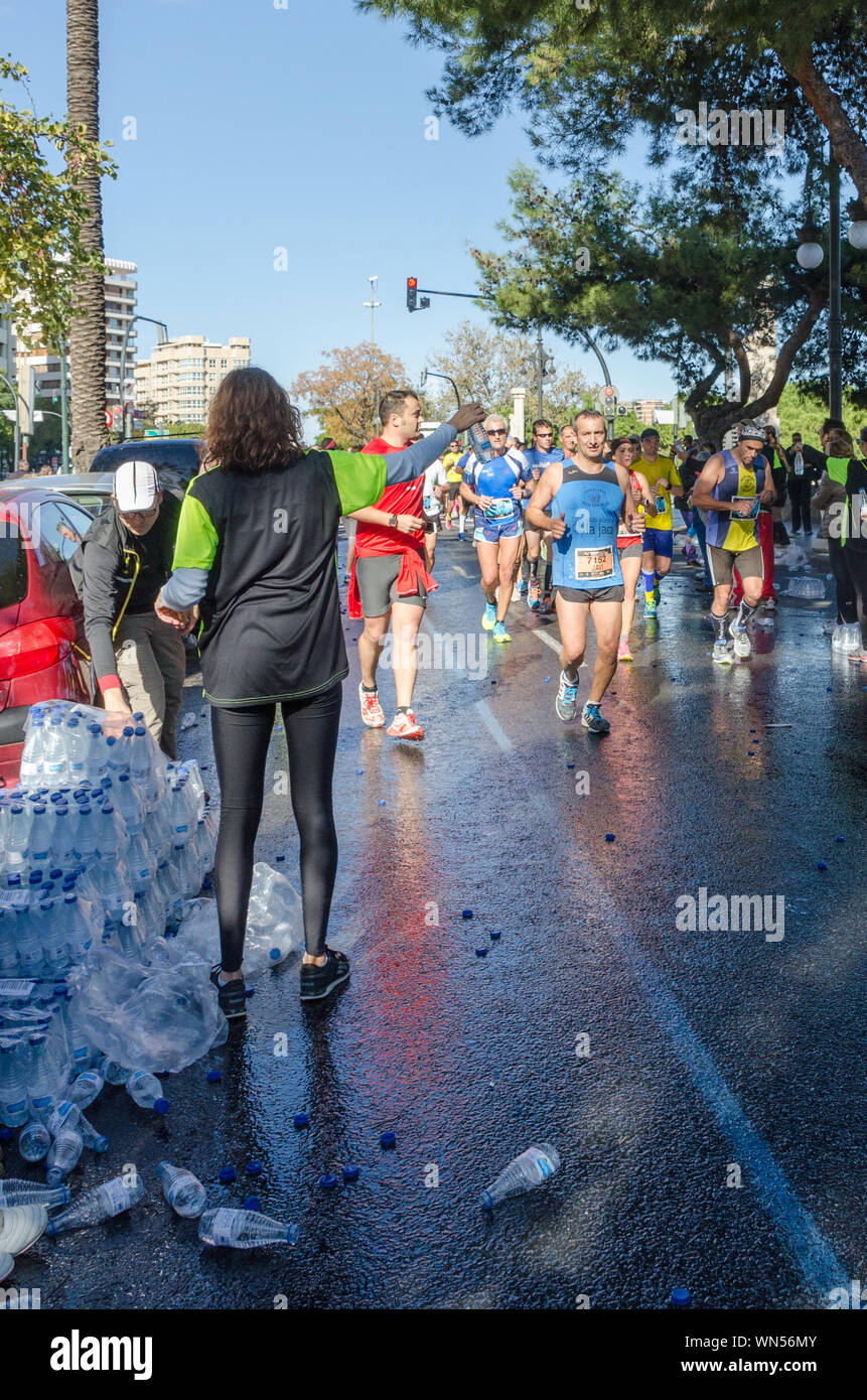 Marathon runner water hi-res stock photography and images - Alamy