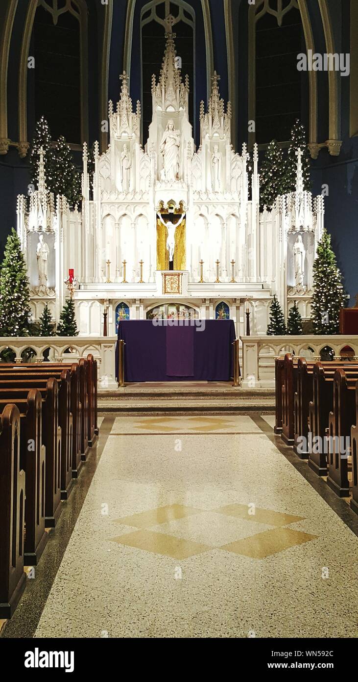 Empty altar hi-res stock photography and images - Alamy
