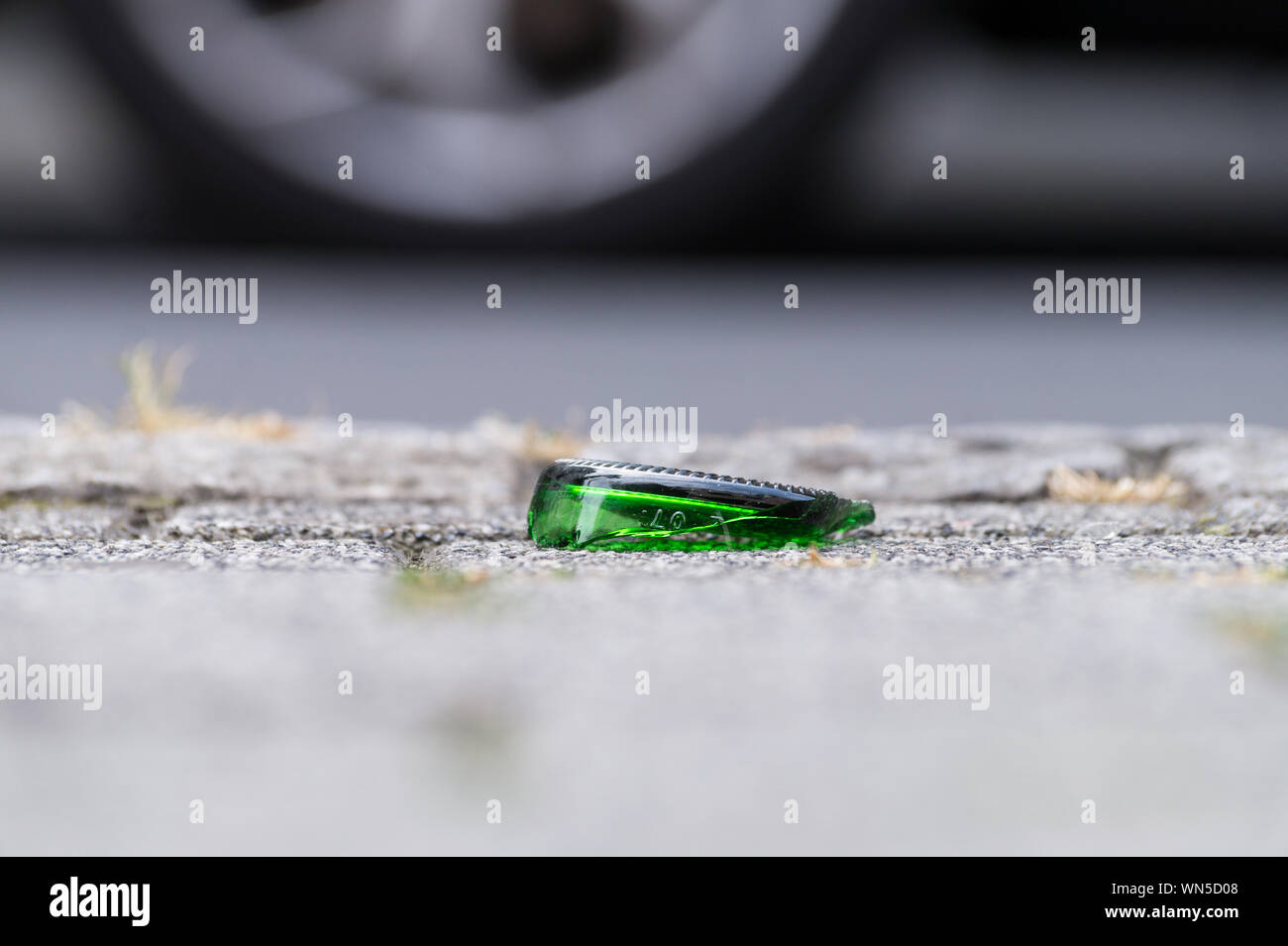 Broken glass surface hi-res stock photography and images - Alamy
